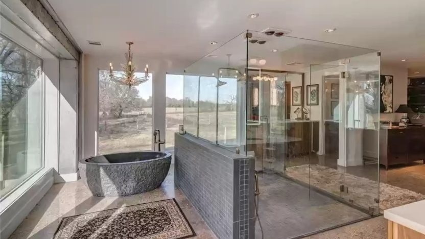 Huge, Contemporary Quonset House Is a Curvaceous Attraction in Texas